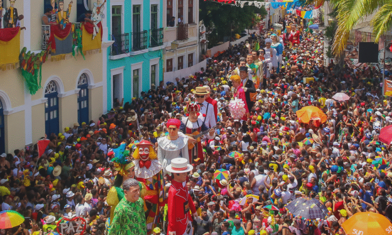 Carnaval de Olinda: Bonecos Gigantes e Tradições Vivas